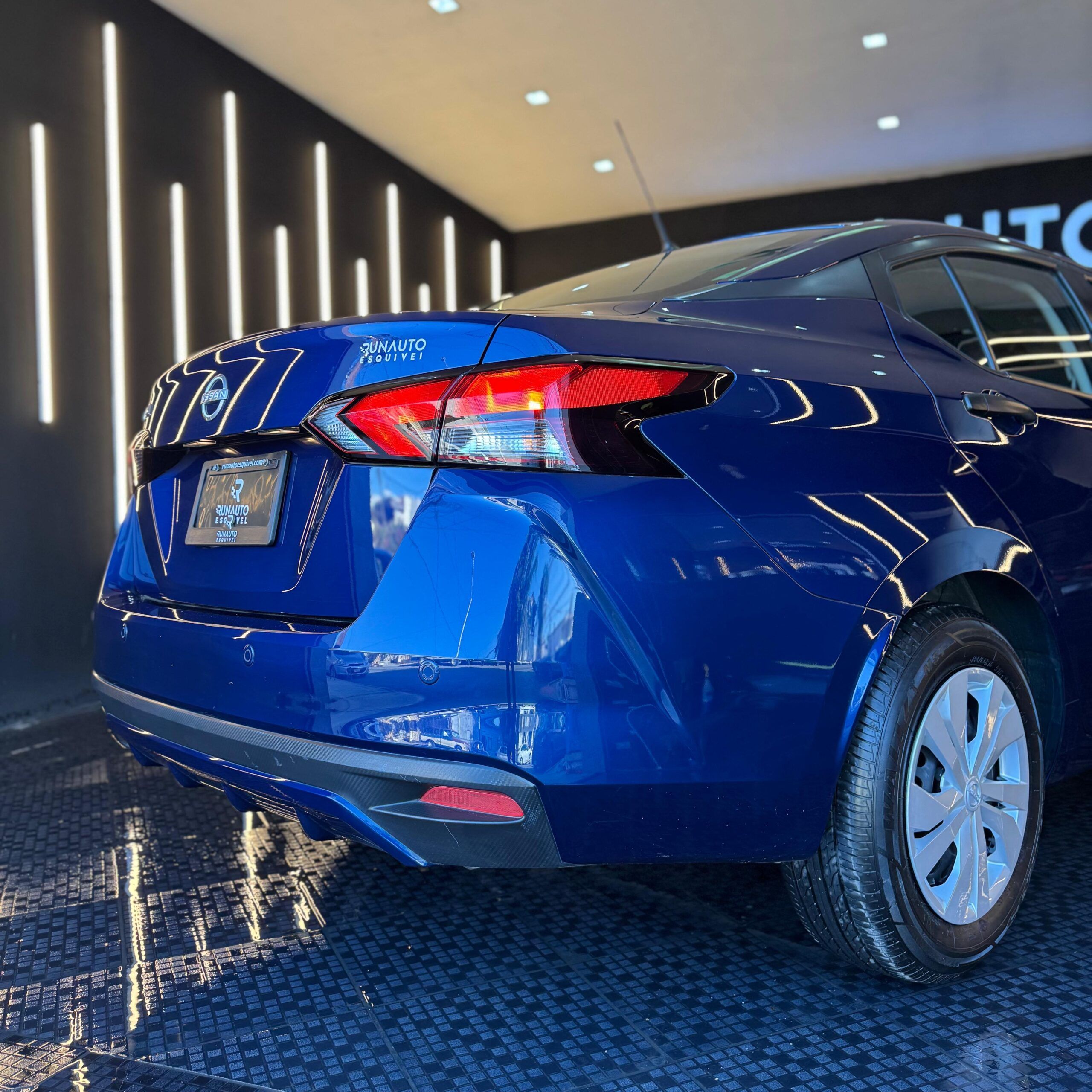 Nissan Versa Sense 2024 Azul (CR0069) | RunAuto Esquivel®